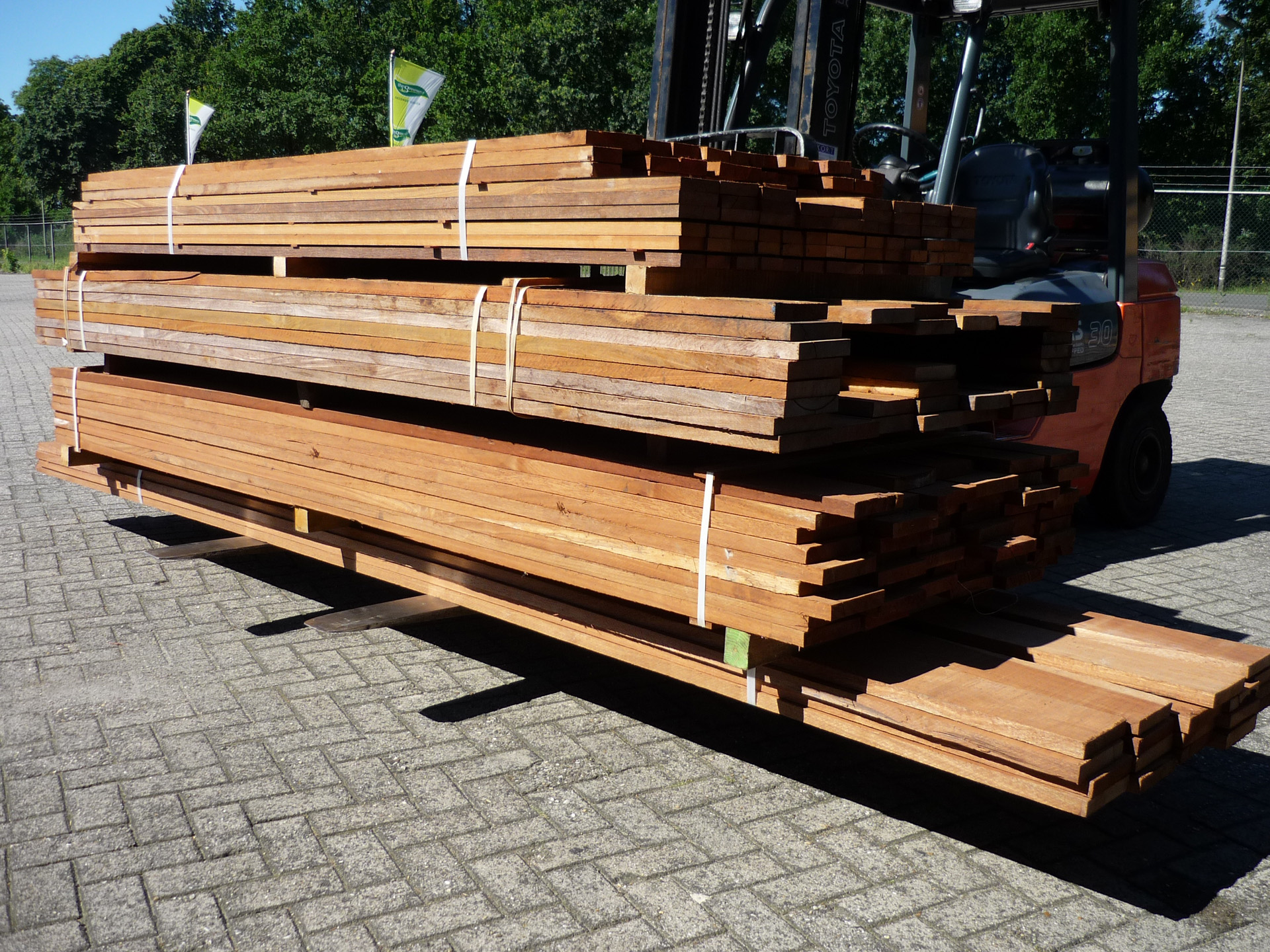 Basralocus hout kopen? Houtleverancier Fijnhout Drenthe